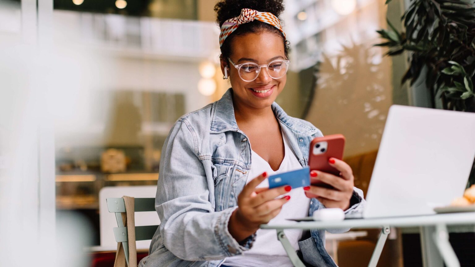 How to make extra income while working full-time in 2025