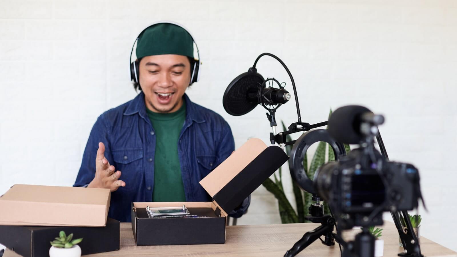 How much do podcasters make? Top strategies (2025)