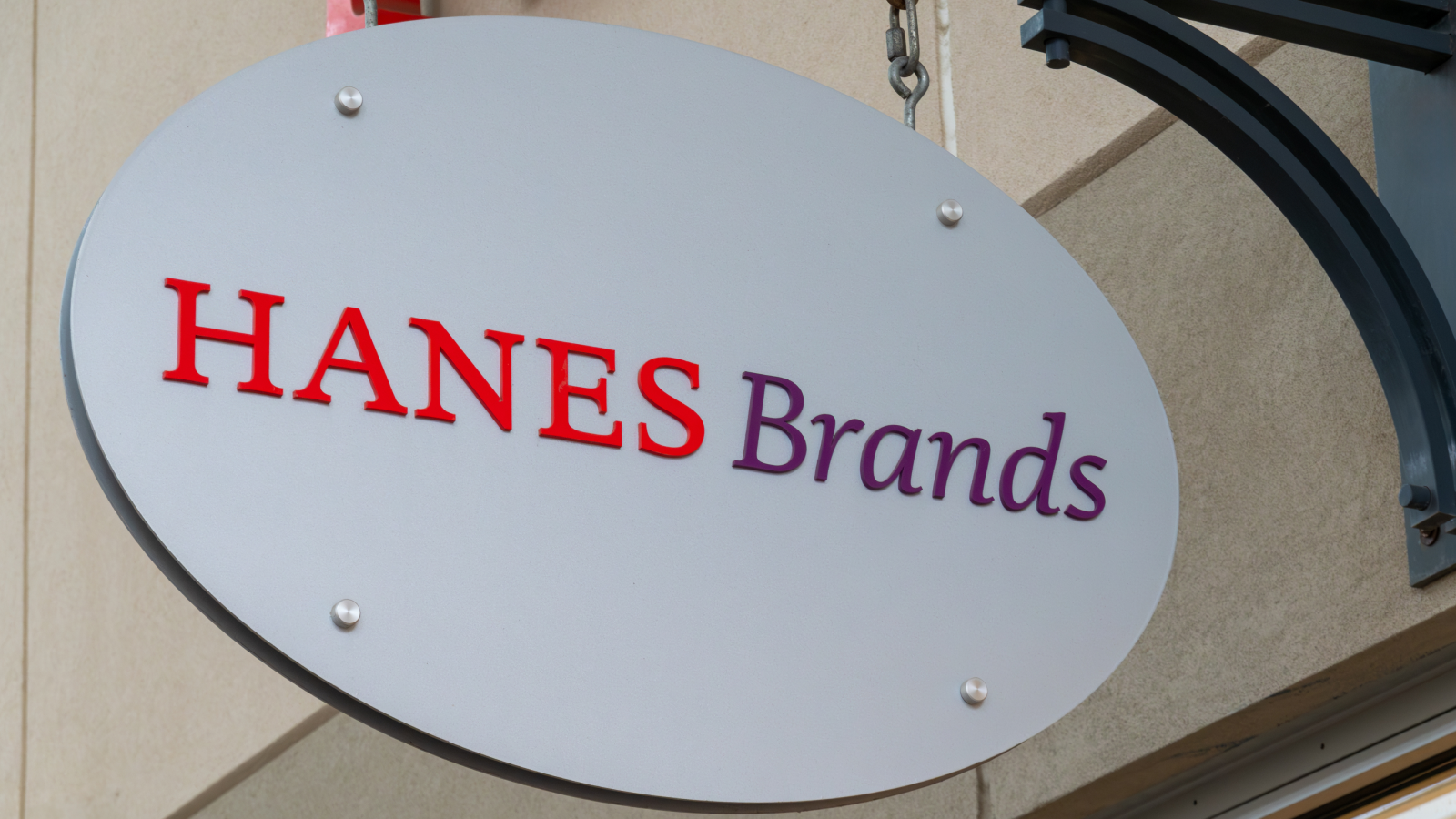 Hanes vs Fruit of the Loom – Which is best for your brand?