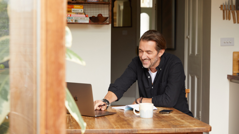 Successful print-on-demand stores: 15 examples for 2026